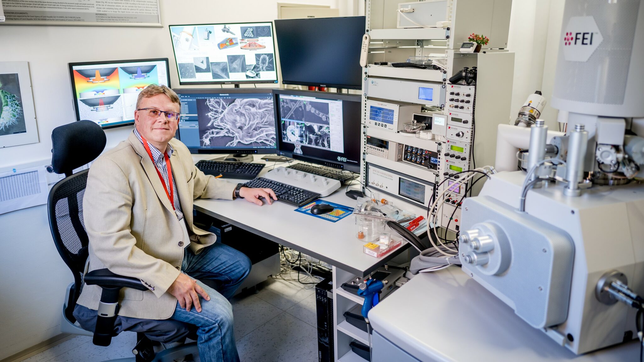 Vědci v Brně mají unikátní elektronový mikroskop. Je jediný na světě ...